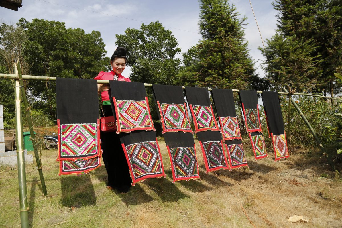 The Piêu, scarf of love of the black Thai women - Travel agency in Vietnam